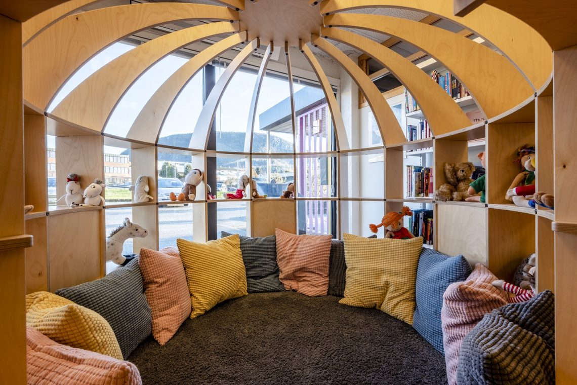 Reading Hut: A Cozy Retreat for Bookworms